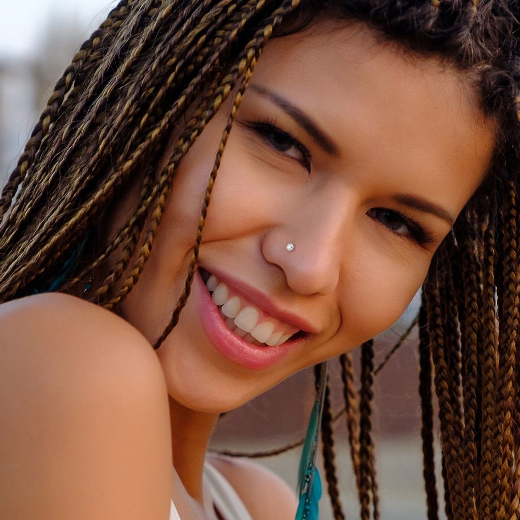 Mooie kleine neuspiercing van titanium met steentje