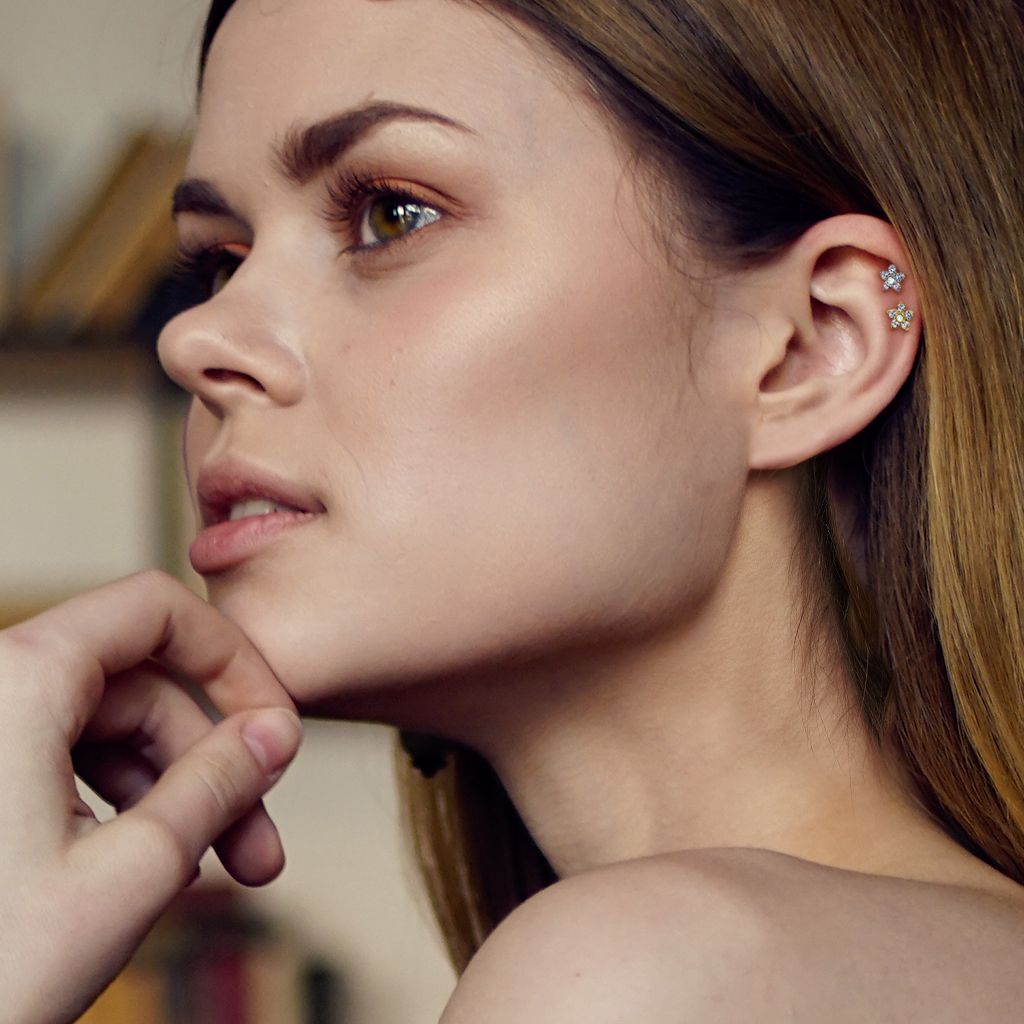 Prachtige oorpiercing van 14 karaats goud met opaalsteen